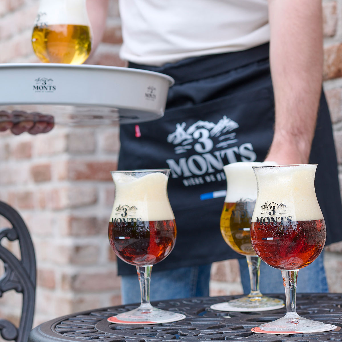 Tireuse à biere, pompes et futs de biere à la brasserie 3 monts